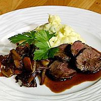 Reinsdyrfilet med grønnsakragu, rødvinsaus og mandelpotetpuré - Oppskrifter